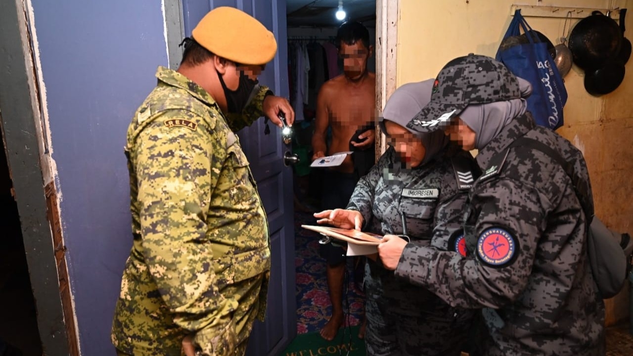 Ops Bersepadu JIM Labuan Tahan Lapan Orang Warga Asing. - Malaysiaaktif