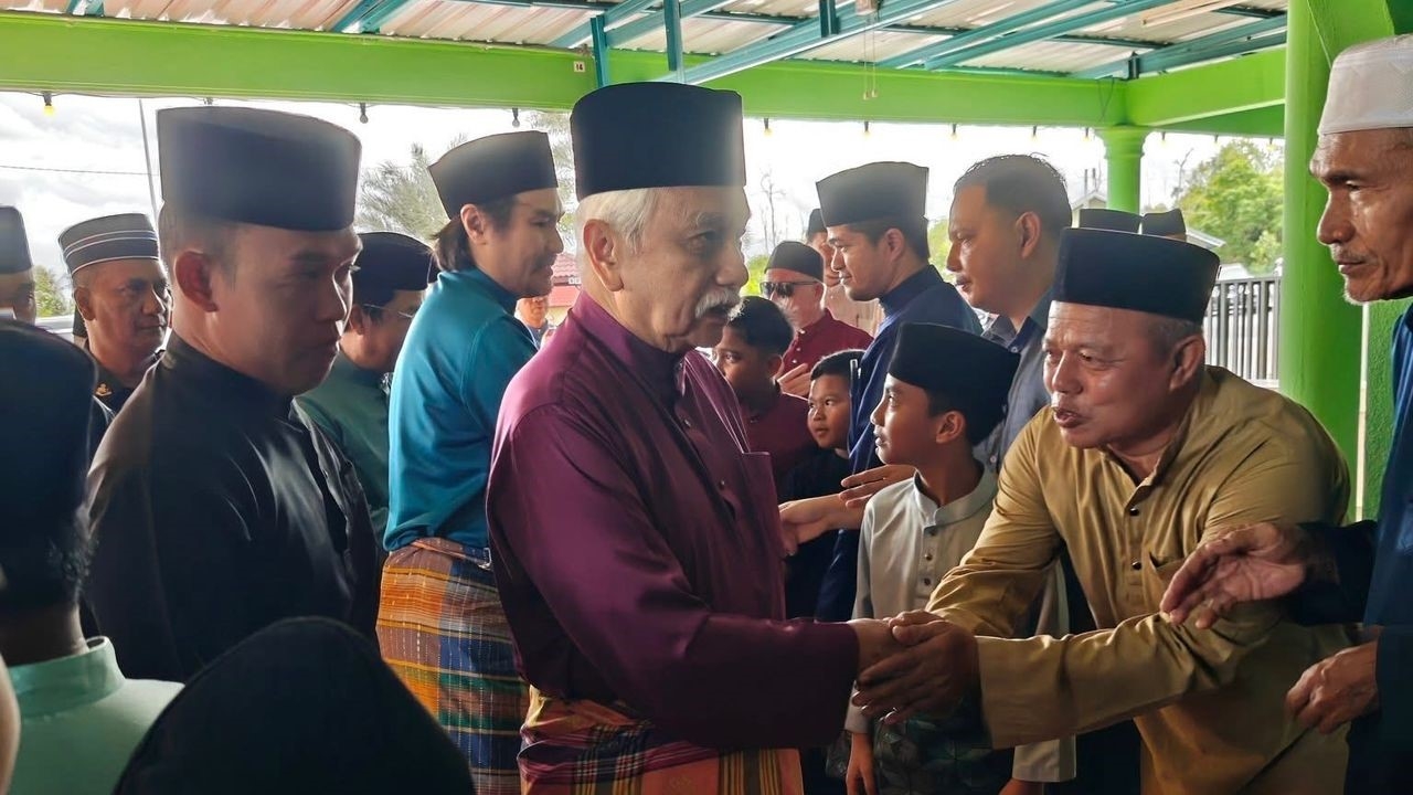 Tuanku Muhriz Serikan Solat Jumaat Di Masjid Qaryah Air Hitam ...