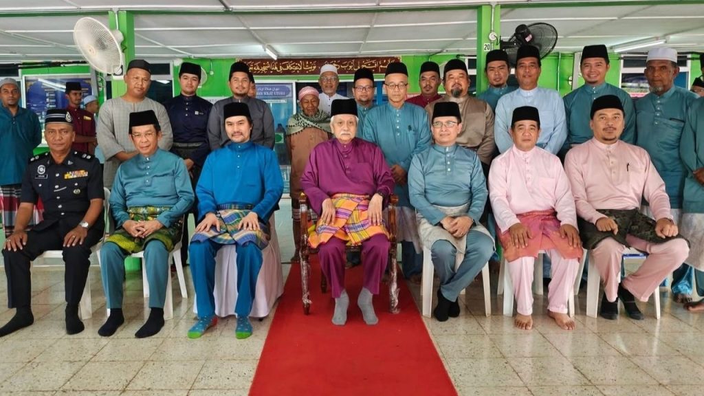Tuanku Muhriz Serikan Solat Jumaat Di Masjid Qaryah Air Hitam ...