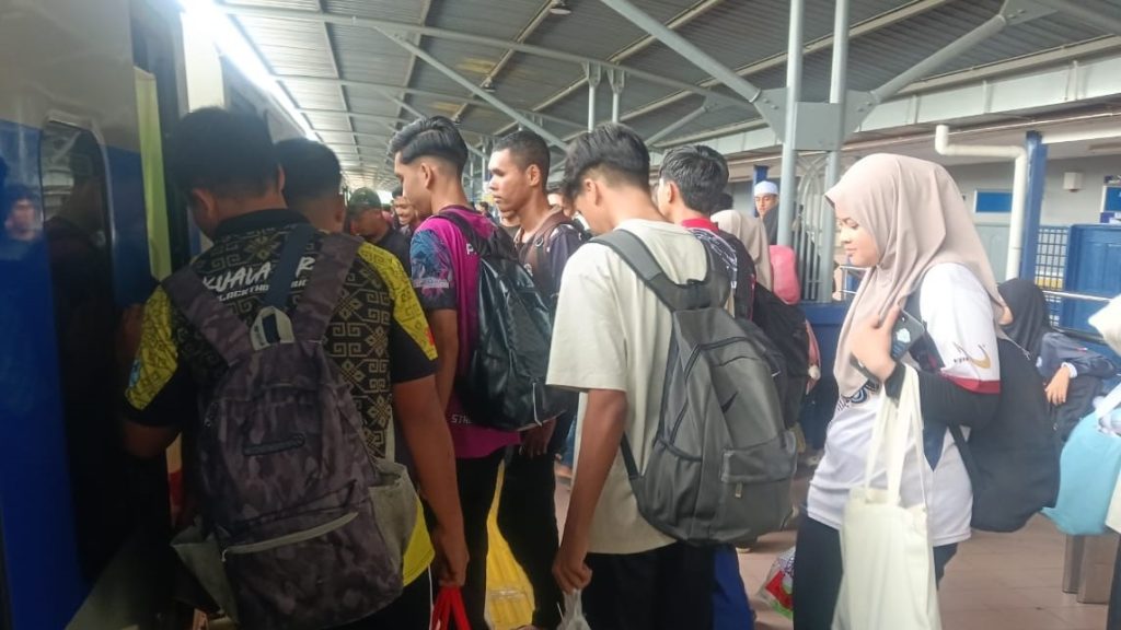 Stesen KTMB Kuala Krai Meriah Menjelang Khamis - Malaysiaaktif
