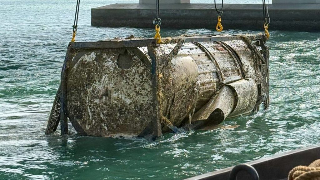 Tangki Bahan Kimia Jatuh Dalam Laut Di Linkedua Berjaya Diangkat ...