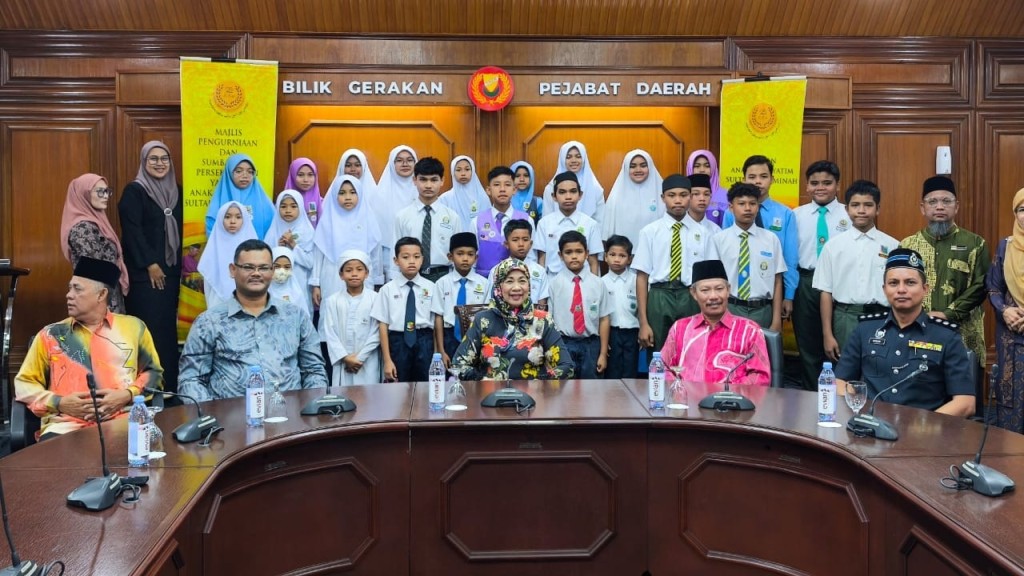 Tuanku Hajah Haminah Berkenan Kurnia Sumbangan Persekolahan Kepada Anak ...