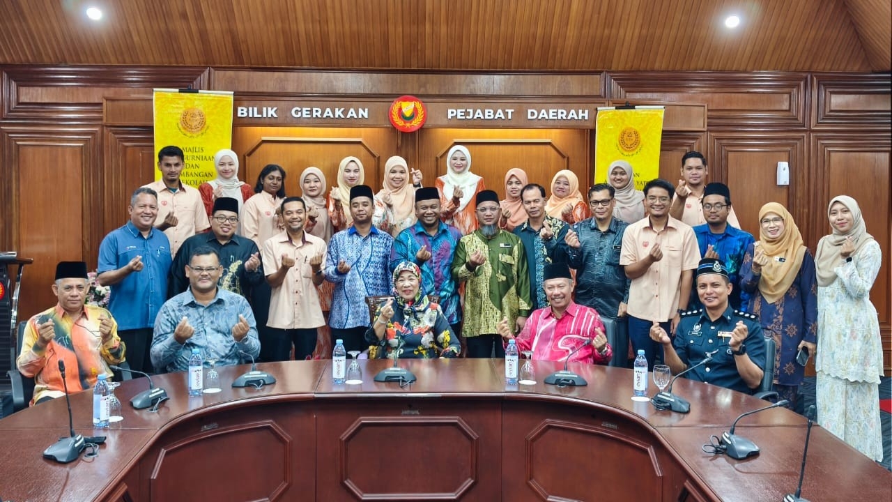 Tuanku Hajah Haminah Berkenan Kurnia Sumbangan Persekolahan Kepada Anak ...