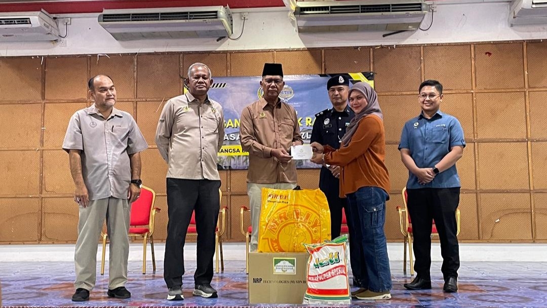 200 Mangsa Banjir Terima Sumbangan Yayasan Sultan Azlan Shah ...