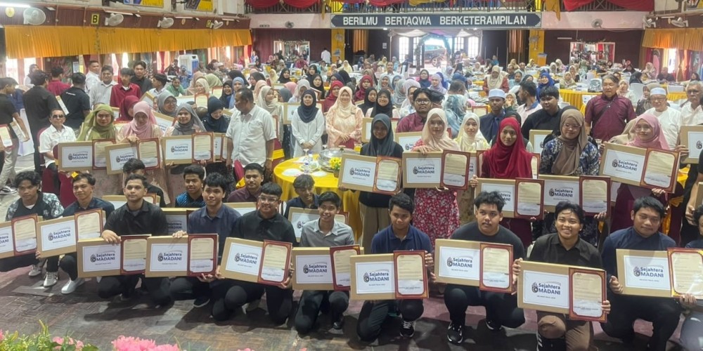 103 Anak EKasih Cemerlang SPM Terima Komputer Riba - Malaysiaaktif